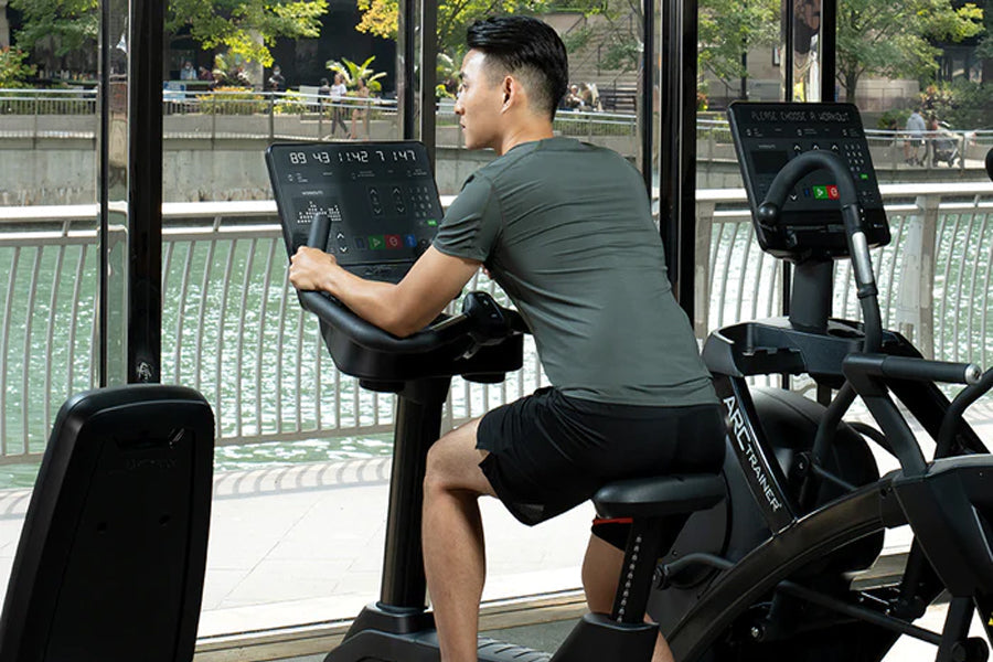 Life Fitness Club Series + (Plus) Upright Lifecycle Bike w/ SE3 Consol ...