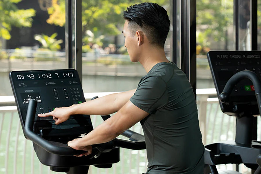 Life Fitness Club Series + (Plus) Upright Lifecycle Bike w/ SE3 Consol ...