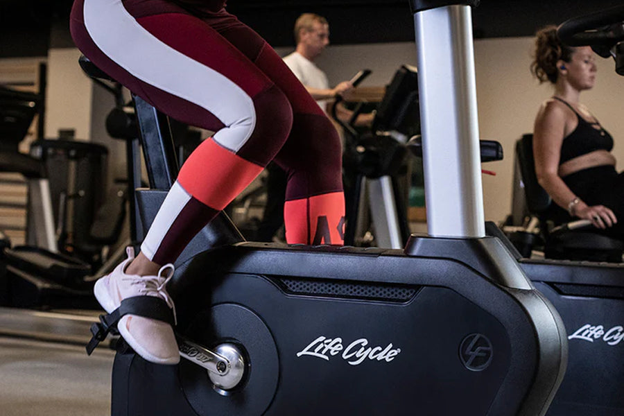 Life Fitness Club Series + (Plus) Upright Lifecycle Bike w/ SE3 Consol ...